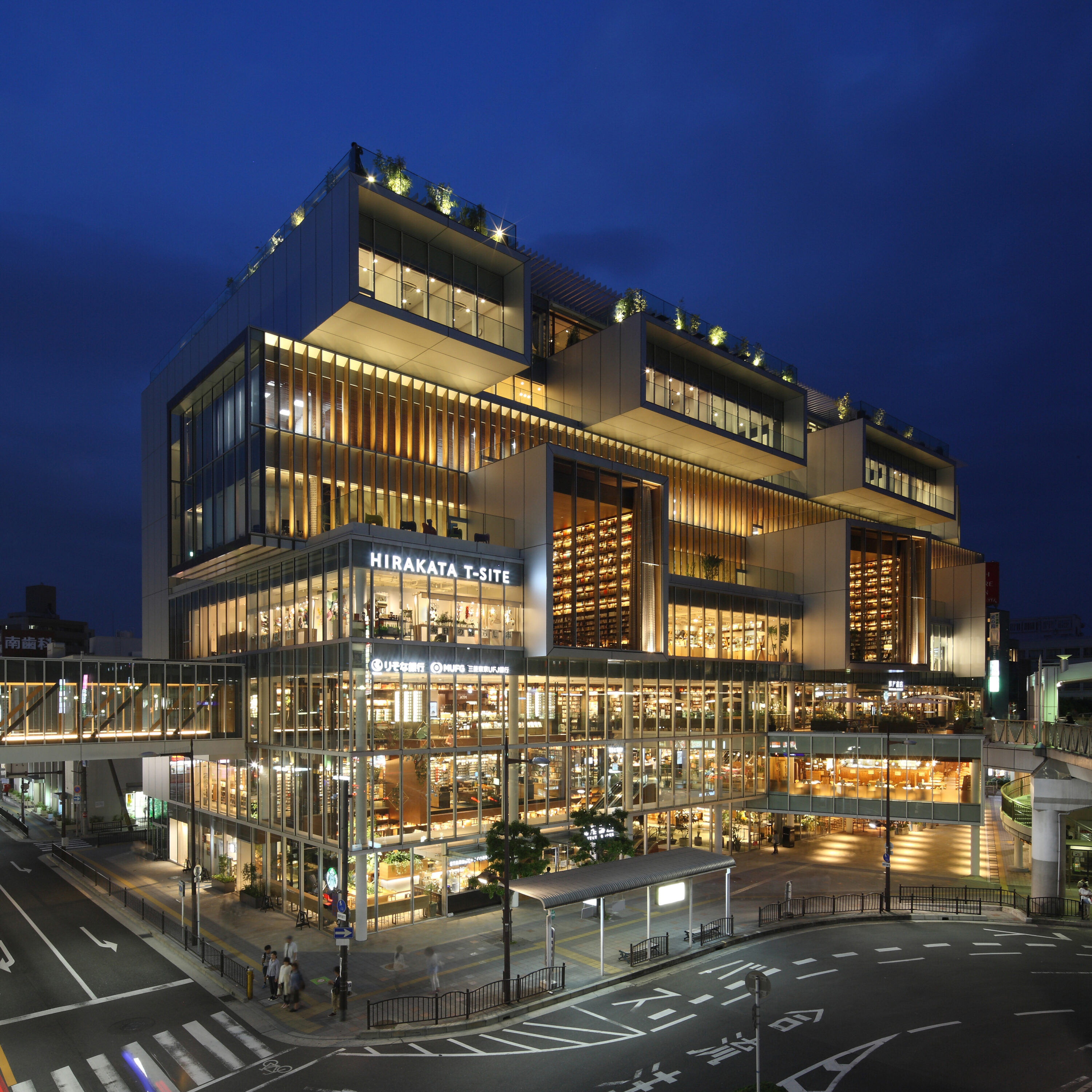 枚方T-SITE | UCHIHARA CREATIVE LIGHTING DESIGN INC.